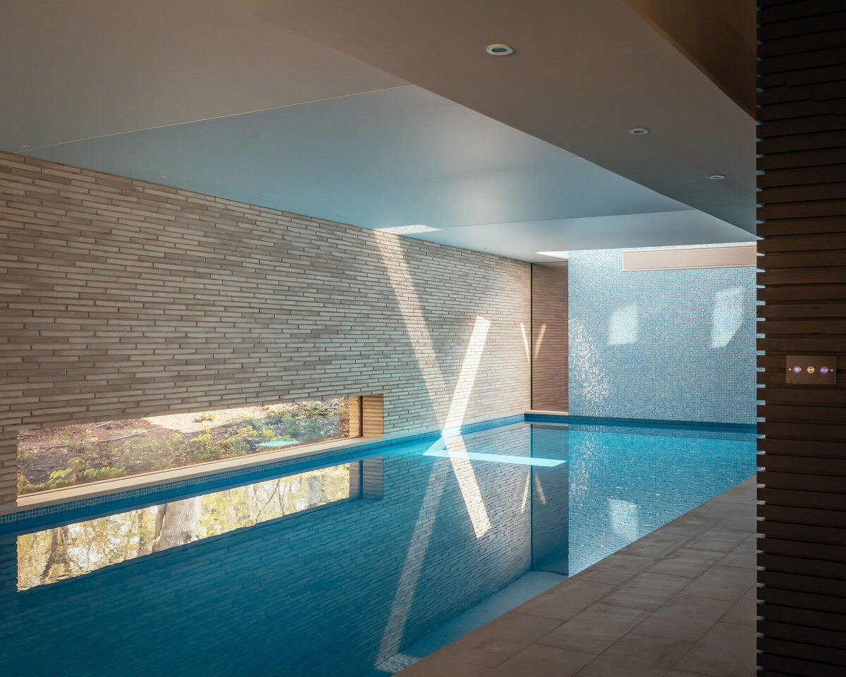Slot Windows in Luxury Homes | IQ Glass